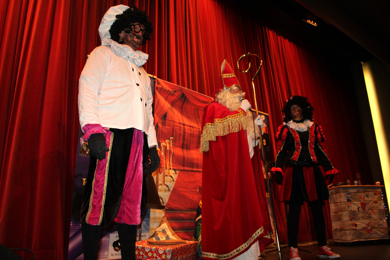 Sinterklaas kwam helemaal naar de Volksbond voor de kinderen van Campus ...
