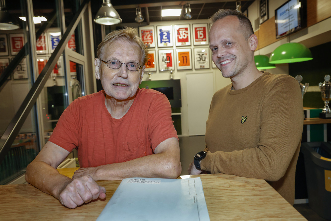 Henny Vosselman volgt 115 voormalig jeugdspelers van Spartaan’20 en dat ...