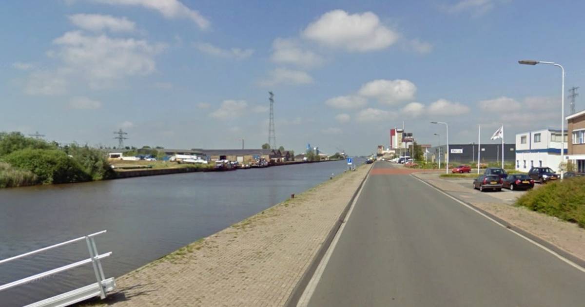 Man steelt bus, rijdt water in en overlijdt | Binnenland | AD.nl