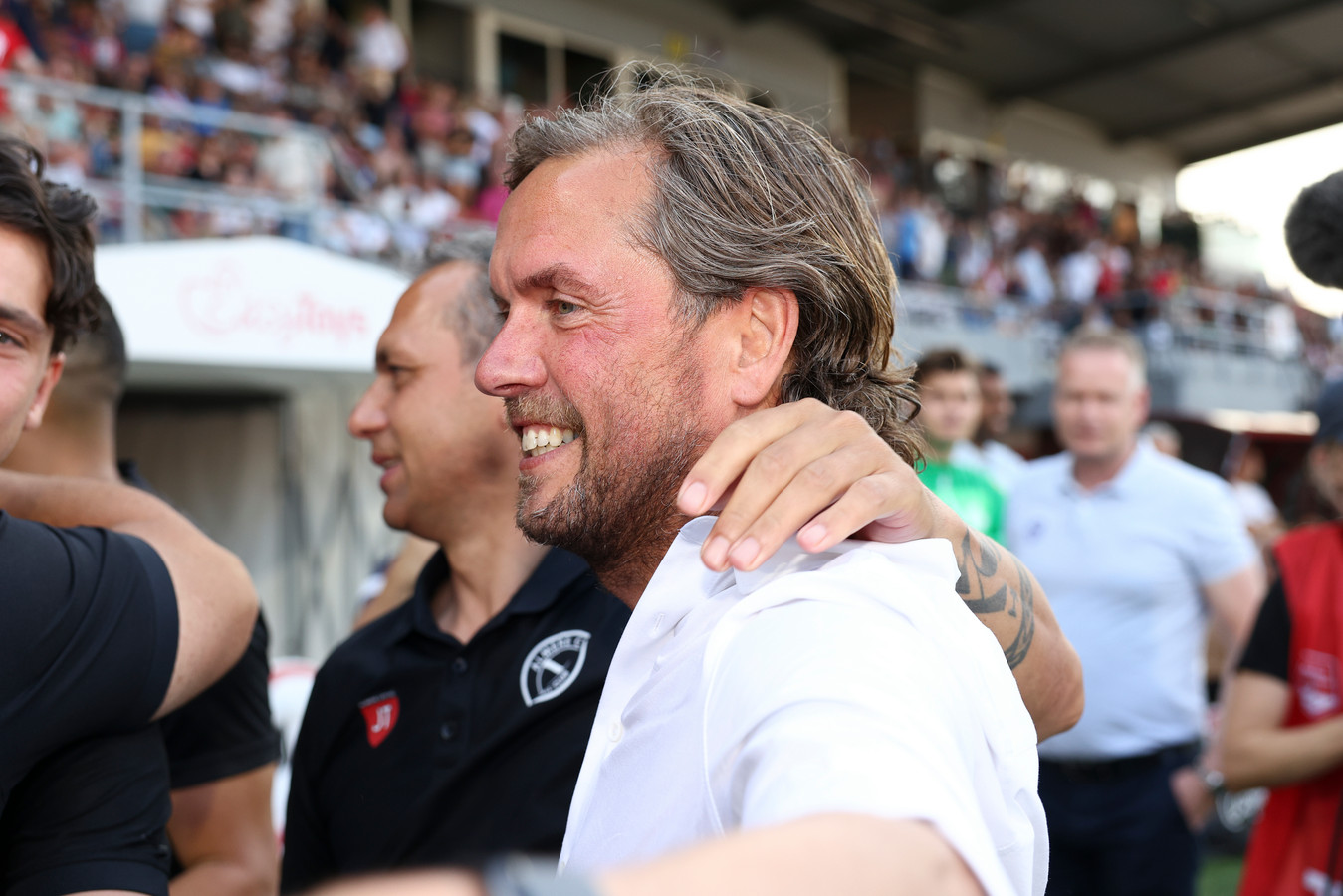 Vernieuwer, dwarsdenker, rare man, succestrainer: Almere City vaart wel ...