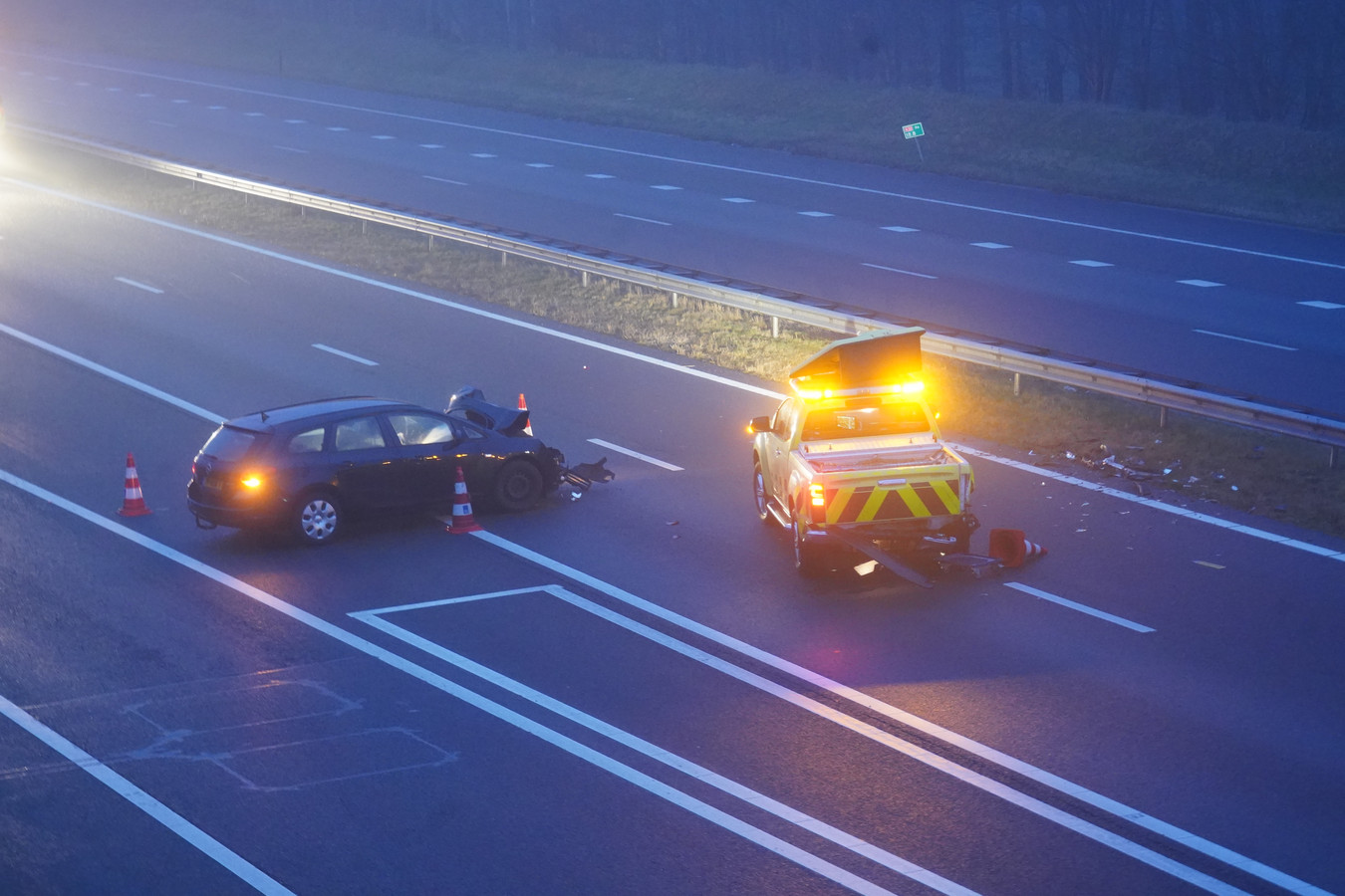 Spekglad op snelweg A32, auto klapt op wagen weginspecteur die ...