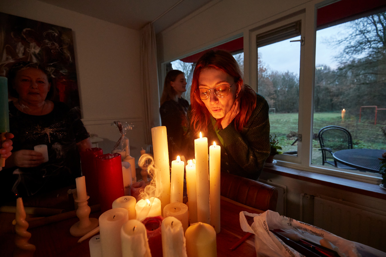Zo zorg je met oude kaarsen voor warmte in Oekraïne: ‘We maken er kacheltjes van, je kunt er ...