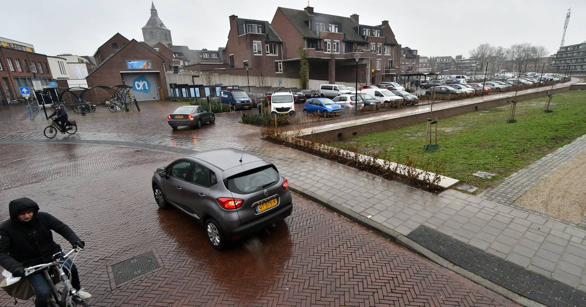 Ene na andere auto rijdt greppel in: Oldenzaal pakt ‘verwarrend ...