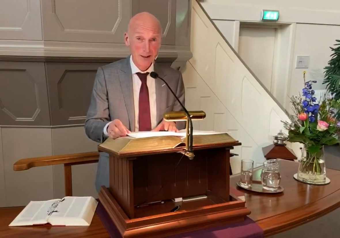 61-jarige dominee maakt corona-rap | Foto | gelderlander.nl