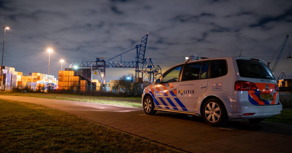 Uithalers uit Rotterdam en Capelle aan den IJssel in Zeeuws havengebied ...
