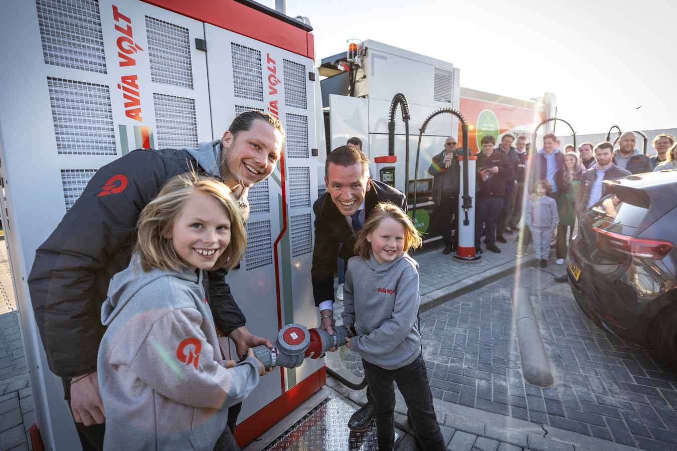 Avia Volt in Enschede neemt uniek laadplein in gebruik: elektrisch laden voor groot en klein ...