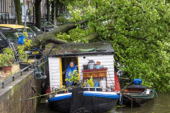 Bekijk hier de schade van zomerstorm Poly: een spoor van vernieling ...