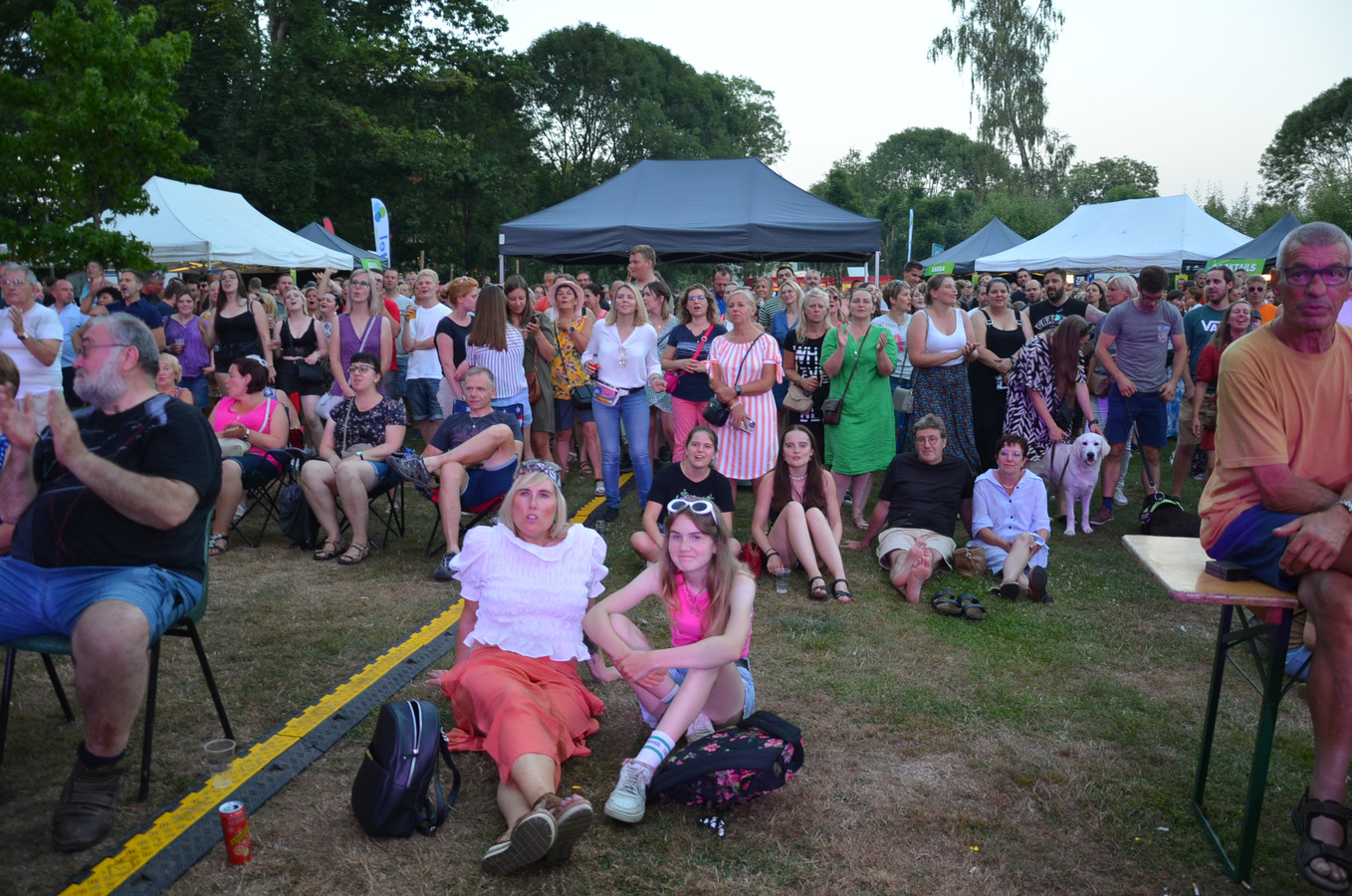 Tweede parkconcert lokt ondanks hitte heel wat volk | Foto | hln.be