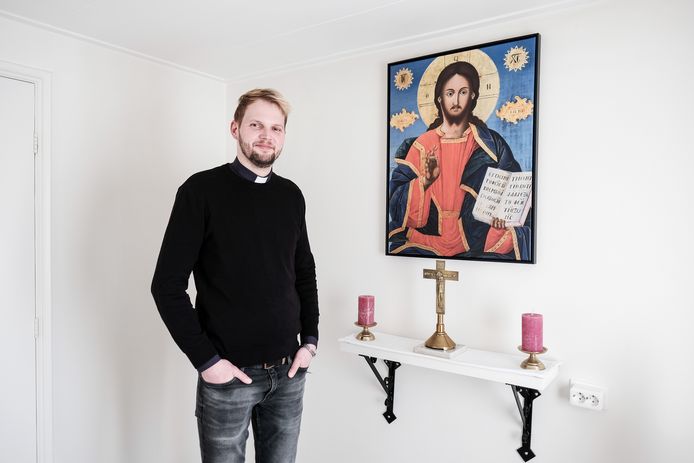 Matthias Johannes (31) is aartsbisschop, werkt in modezaak en valt op ...