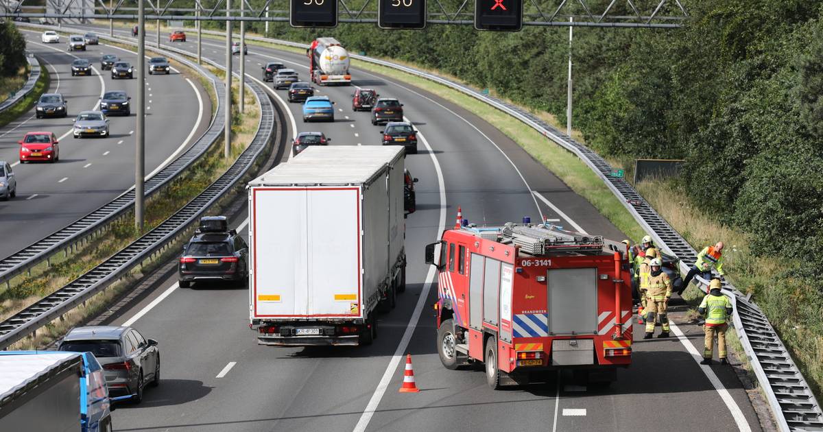 Auto botst hard tegen vangrail op A50: lange file richting Apeldoorn | Apeldoorn | AD.nl
