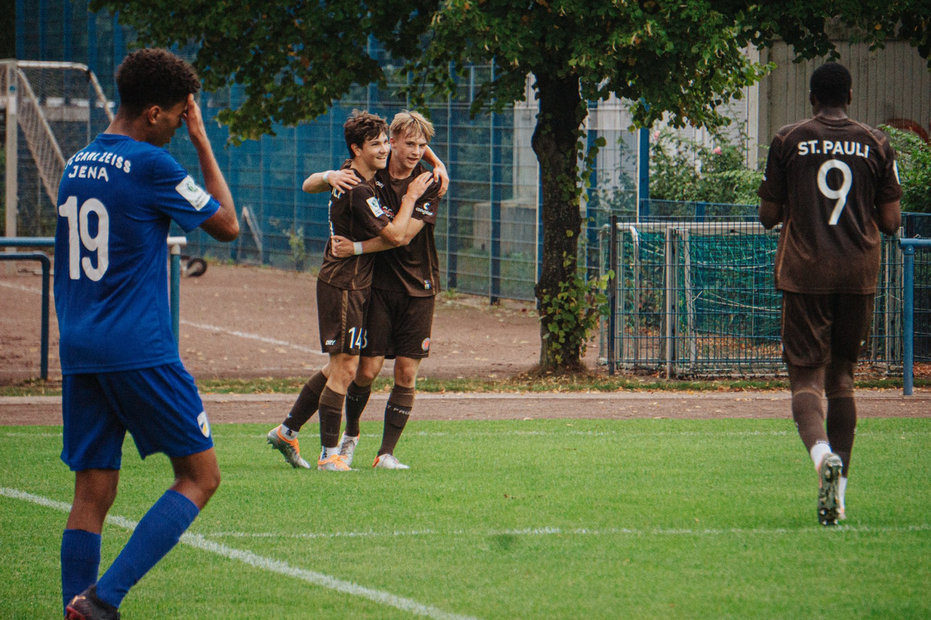 Bij de meest rauwe club van Duitsland speelt iemand met Bredase roots ...