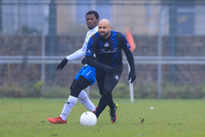 Oud-prof Ali Boussaboun (43) winterkampioen in de vijfde klasse, maar ...