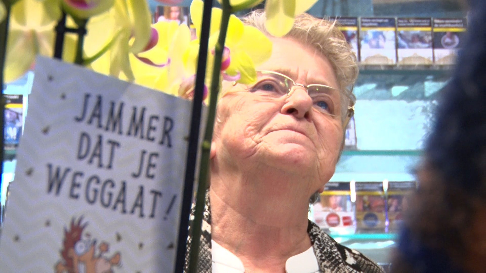 Verrassing! Buurt zwaait geliefde sigarenboer uit die stopt na 13 ...