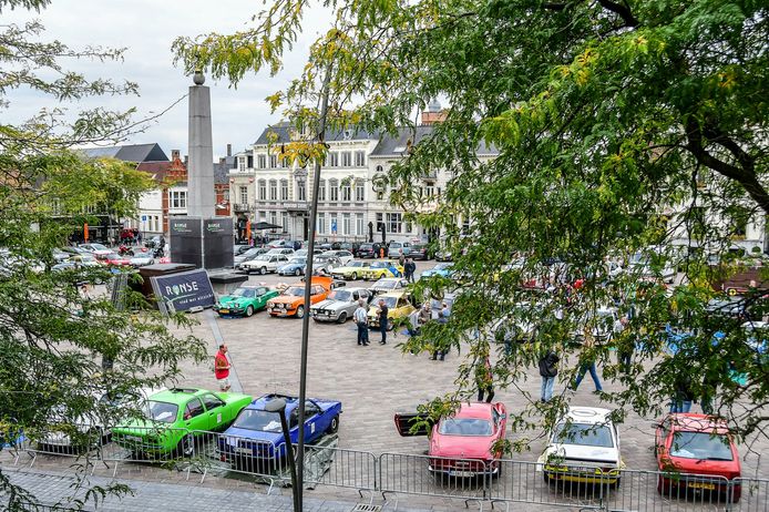 Belgian Westhoek Classic start op de Grote Markt van Ronse, 200 ...