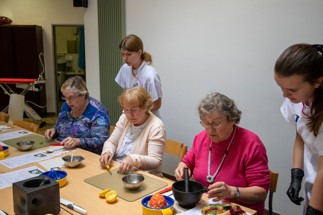 IN BEELD. Leerlingen Wellness & Lifestyle verwennen cliënten LDC ‘t Ryckbosch | Foto | hln.be
