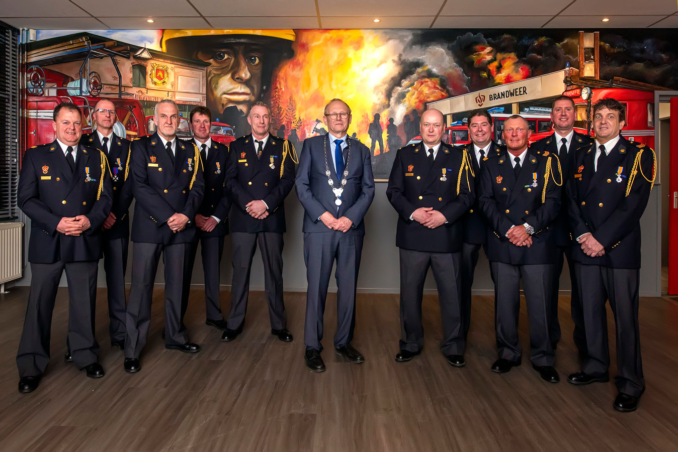 Tien brandweerlieden onderscheiden met lintje in Rijen | Foto | AD.nl