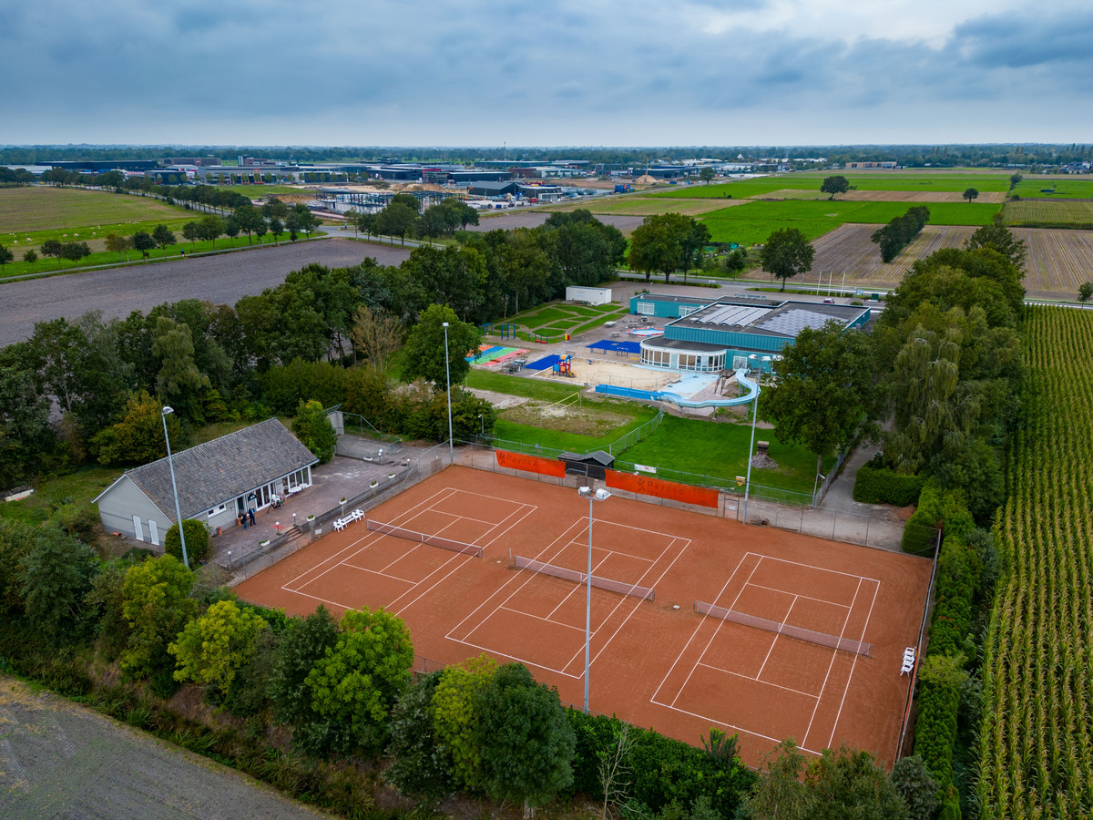 Klaas (57) ziet einde van tennisclub Staphorst naderen, van 220 naar 28 leden: ‘Padel kan ons ...