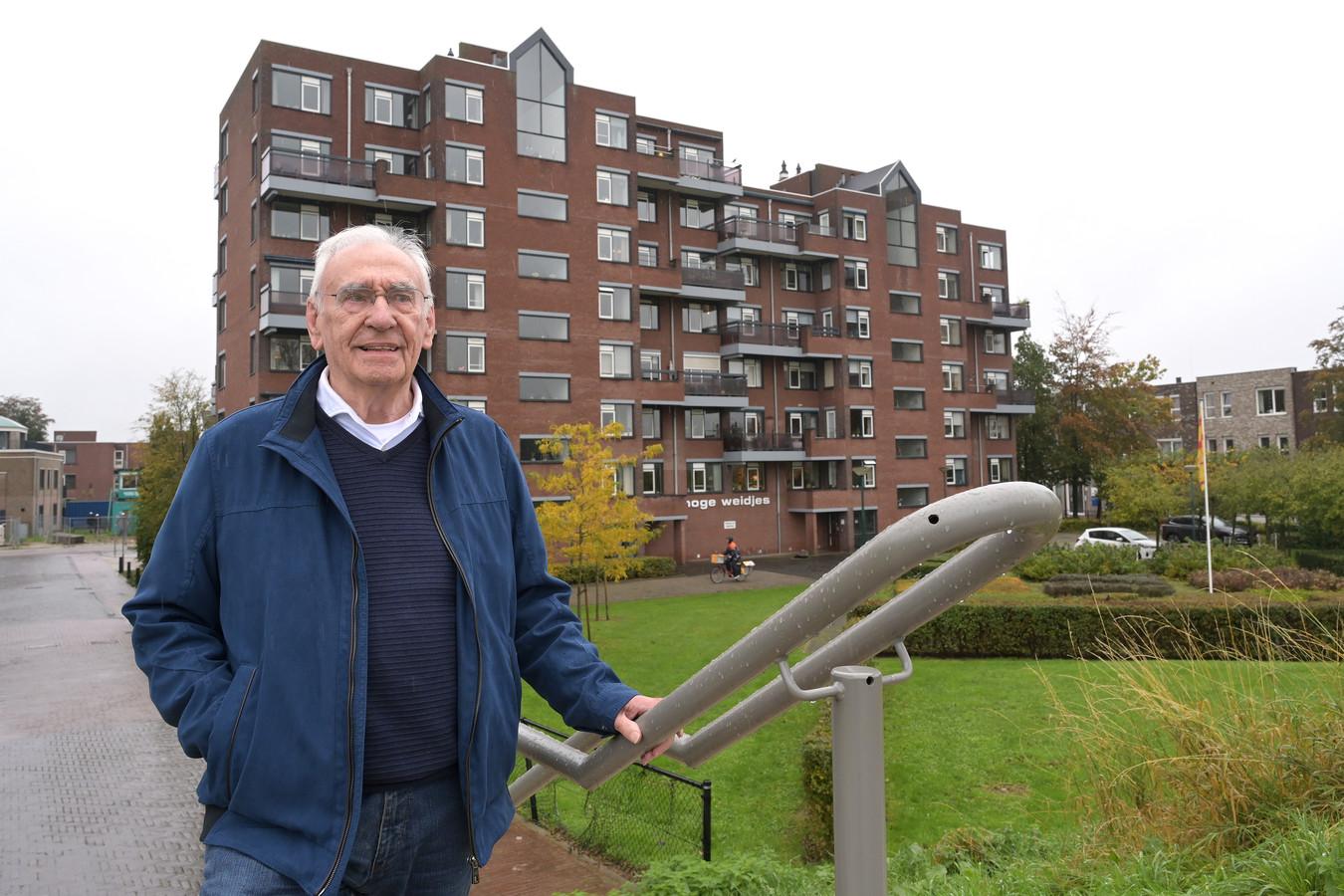 Tocht in huis en rottende kozijnen: huisbaas zet flat te koop en heeft ...