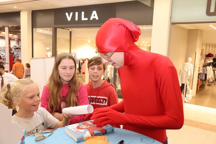 Veel volk voor Timon Verbeeck: meer dan 150 kinderen op de foto met ...