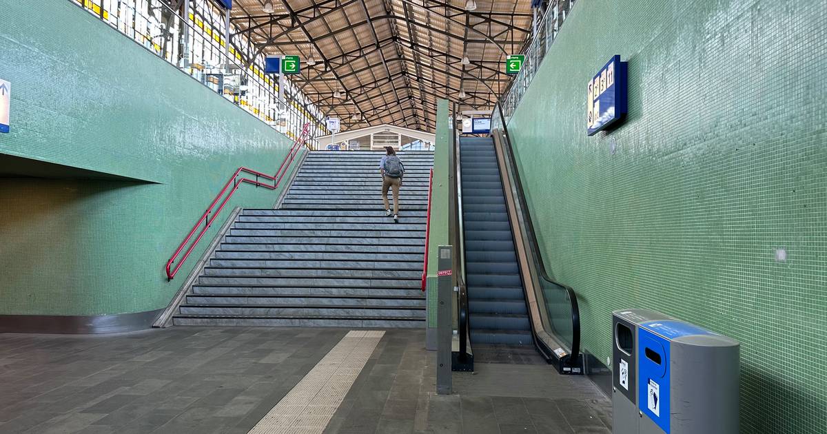 Roltrap op station Hengelo al 1,5 maand defect en dat duurt ook nog wel ...