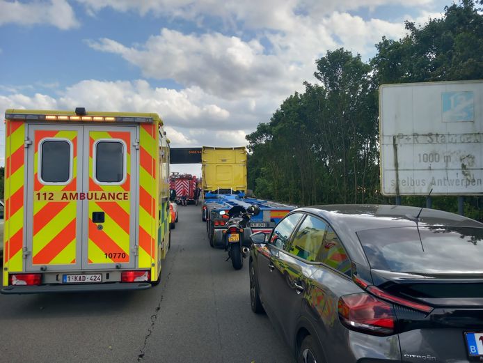 Half uur file op A12 vanaf Ekeren door ongeval ter hoogte van Stabroek ...