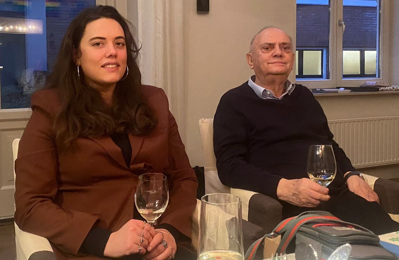 Opa Ad en kleindochter Iris brengen verhaal van dorpscafé Van Dorst tot ...