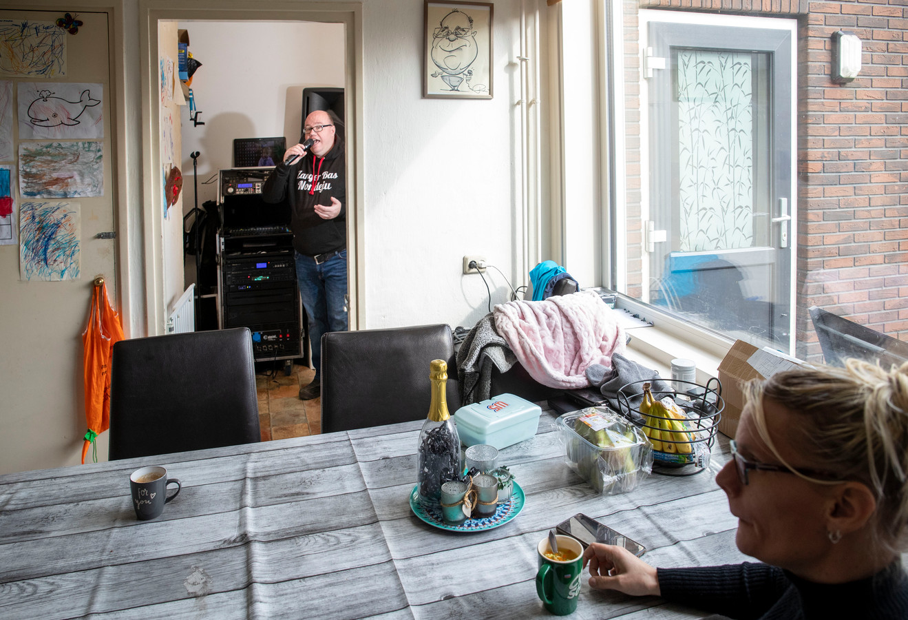 Vorig jaar nog op de ic met corona, nu huis-tuin-en-keukenzanger ...