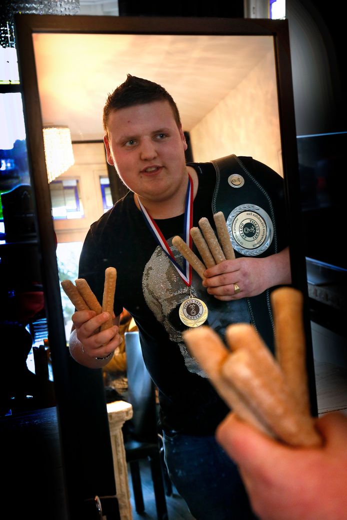 Tim eet 21 frikandellen meer dan Dordtse frikandellenkampioen ...