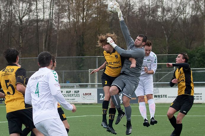 Coachende keeper Witteveen belangrijk bij VV Diepenveen en weet wederom ...