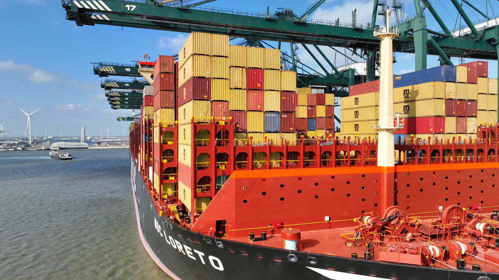 Grootste containerschip ter wereld MSC Loreto meert aan in Antwerpen ...