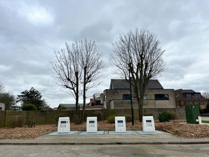 Nieuwe ondergrondse containers in de Smedenstraat | Knokke-Heist | hln.be