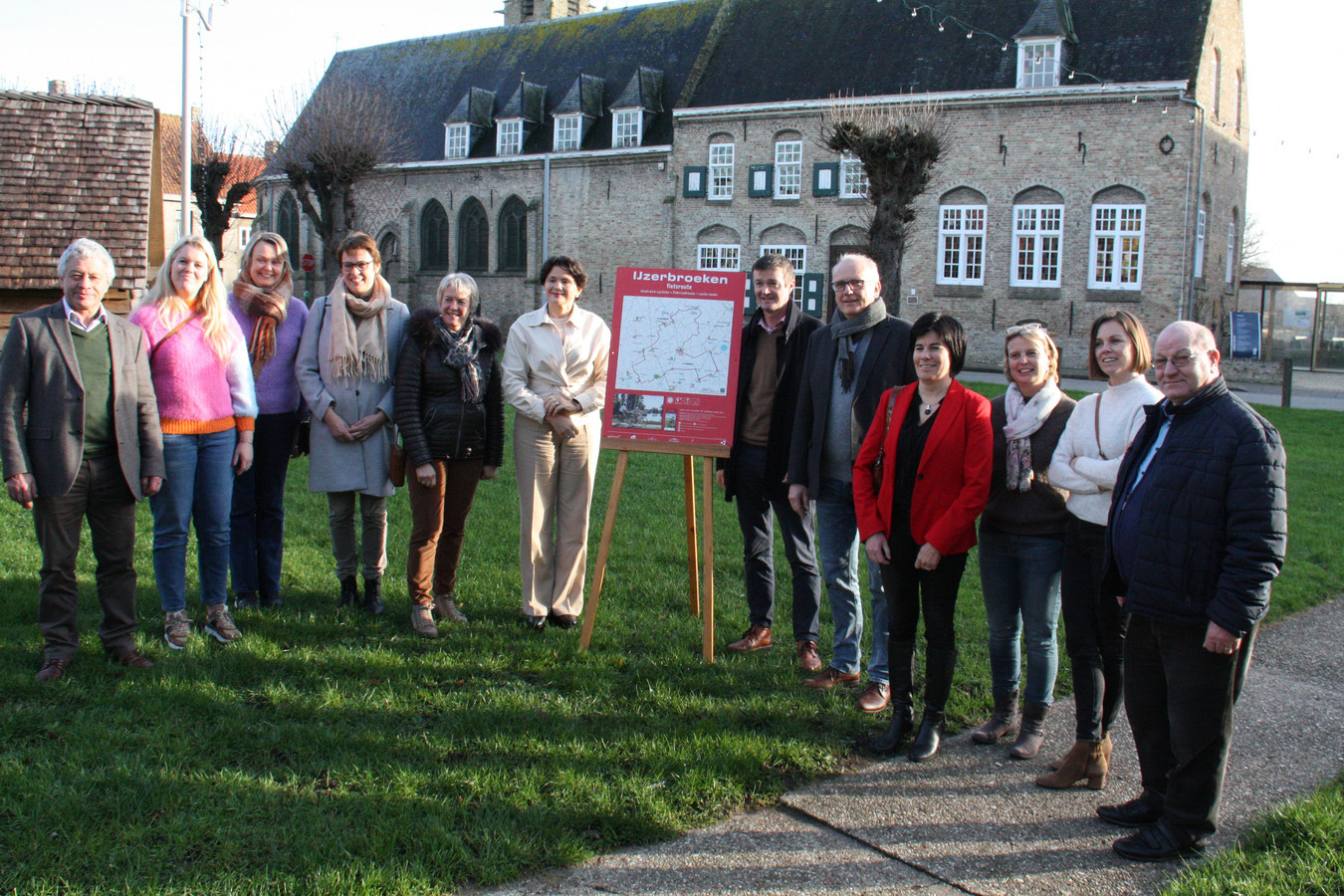 Lo en Alveringem verbonden met vernieuwde IJzerbroekenfietsroute | Foto ...