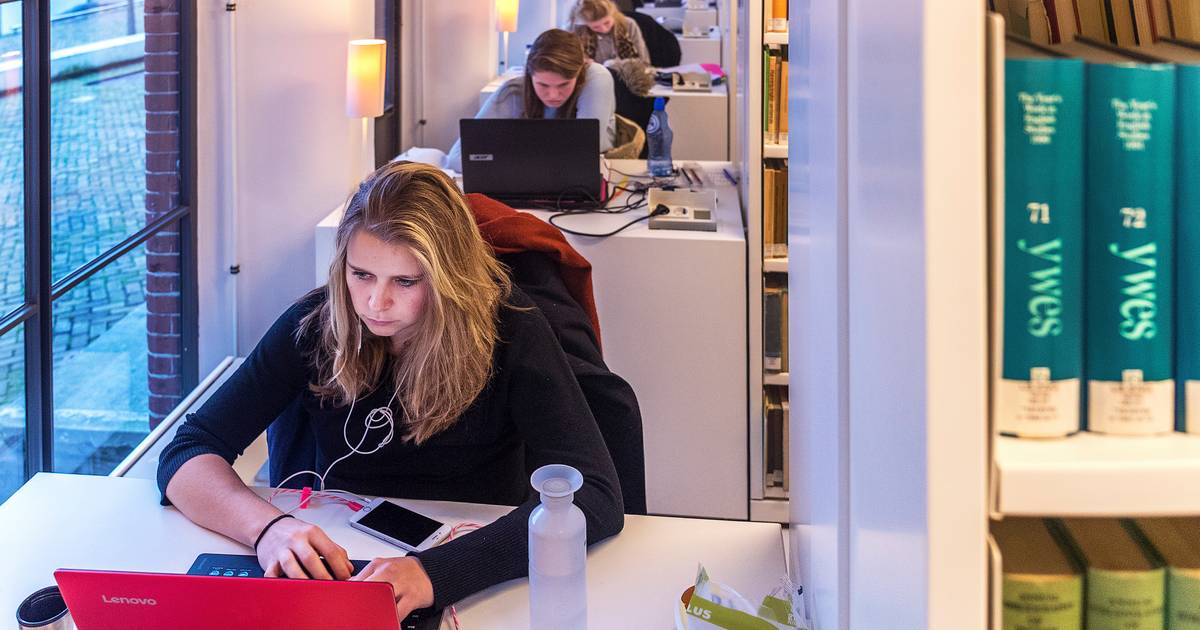 Utrechtse studenten eisen meer studieplekken | Utrecht | AD.nl