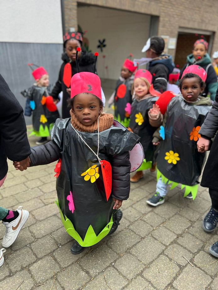 Superschattig: carnavalsstoet van de leerlingen van SJC Pontstraat door de straten van Aalst ...