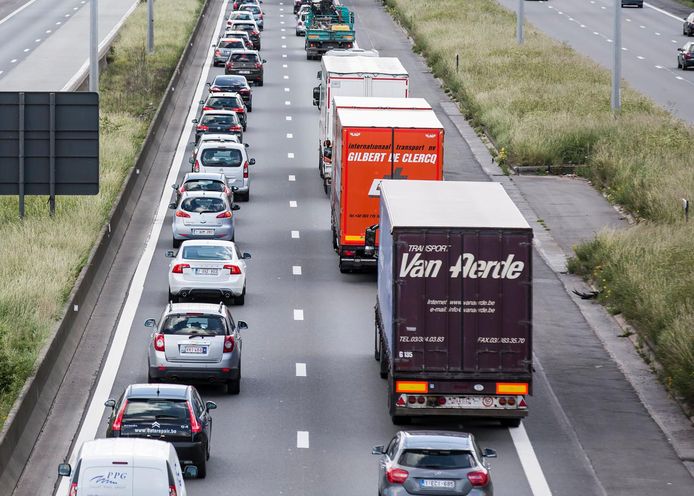 Ruim uur file op E17 richting Gent vanaf Destelbergen: rijstrook ... Ruim uur file op E17 richting Gent vanaf Destelbergen: rijstrook ...