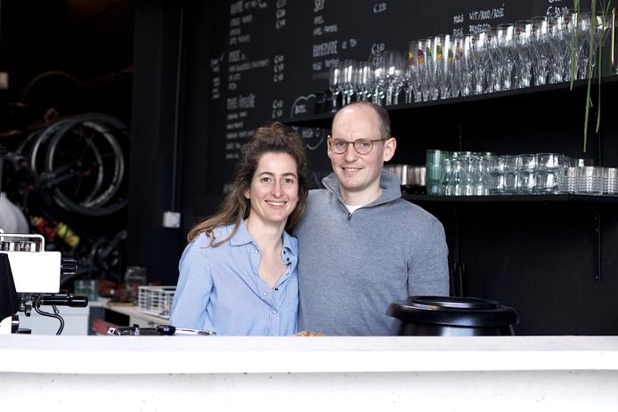 NET OPEN. Triatlonkoppel Justine (30) en Pieterjan (33) opent koffiebar Kaffee Allez: “Ook niet ...