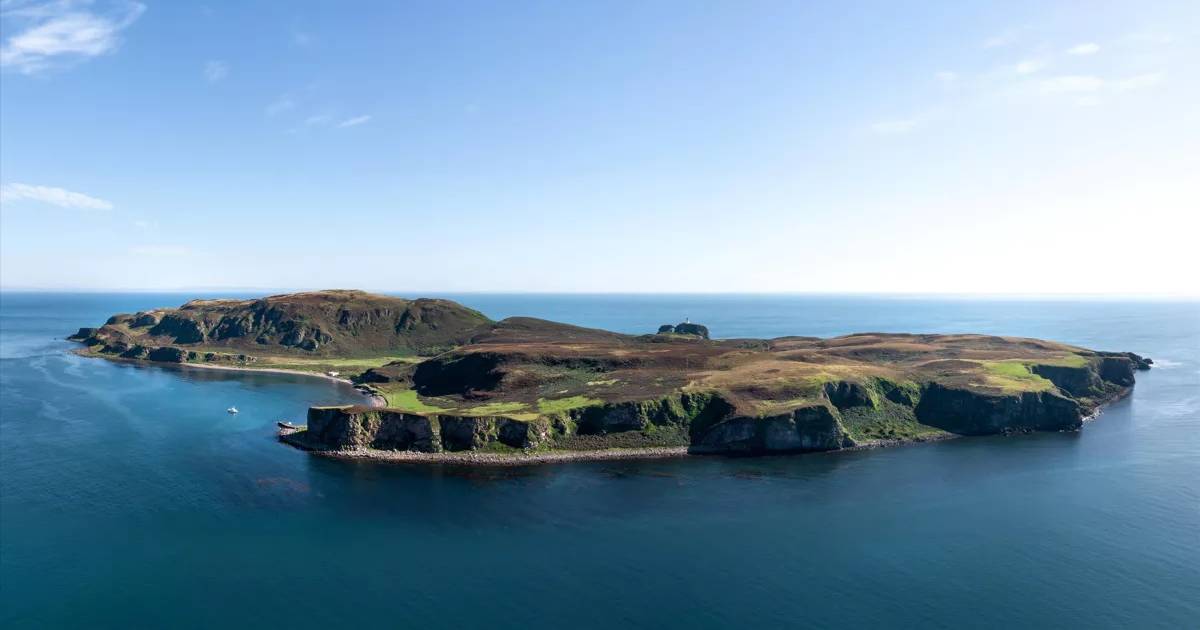 Eiland bij Schotland te koop voor bijna 3 miljoen euro inclusief kudde ...