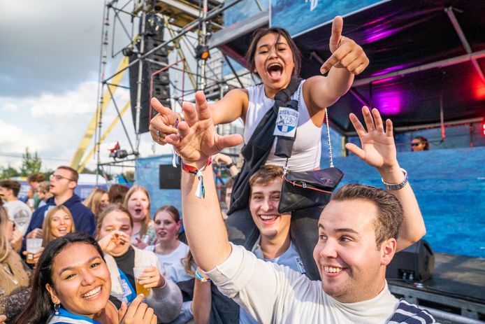Studenten zetten academiejaar feestelijk in tijdens StuDay op Spoor Oost | Antwerpen | hln.be
