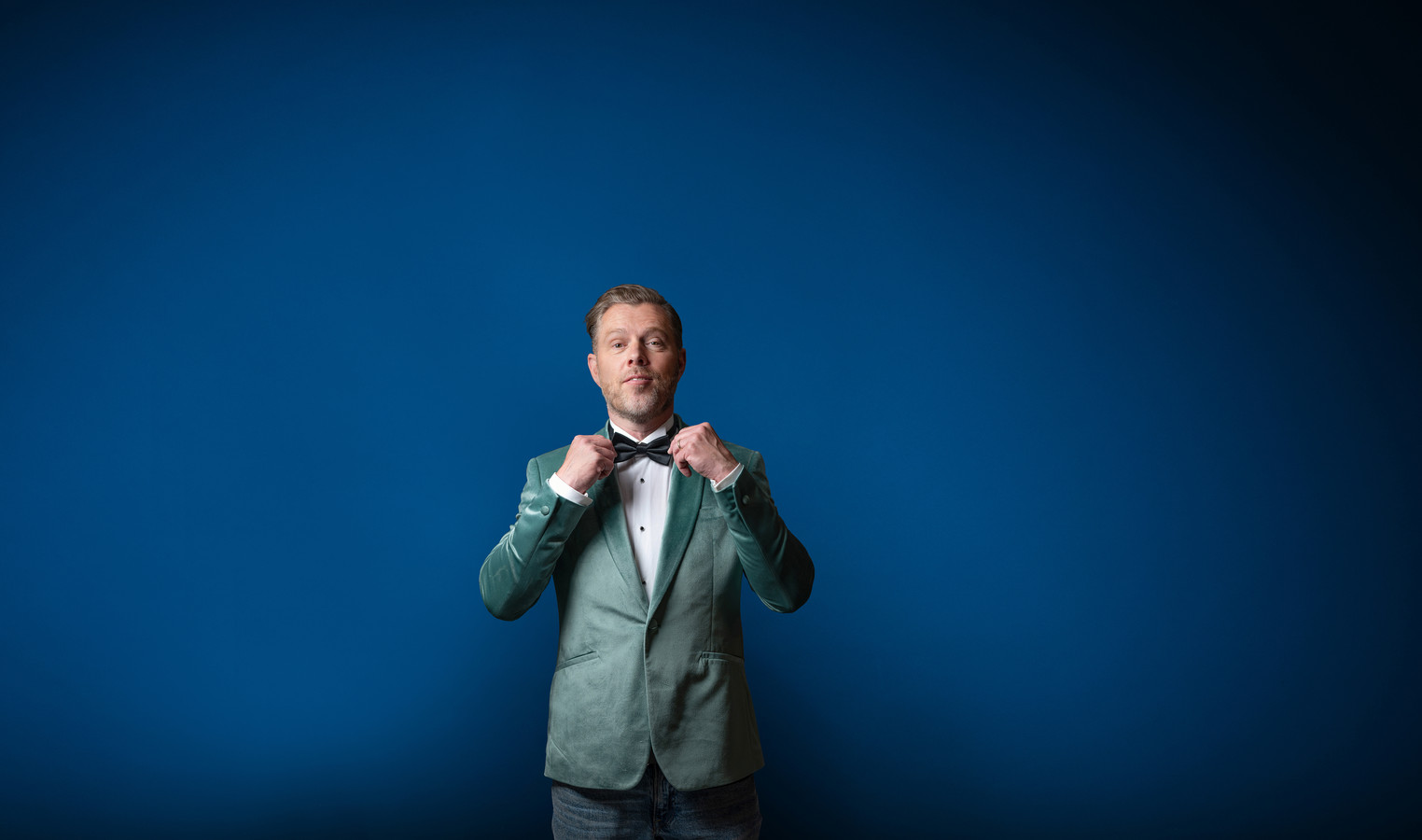 Filmpjes van cabaretier Max van den Burg over MAFS en B&B vol liefde ...