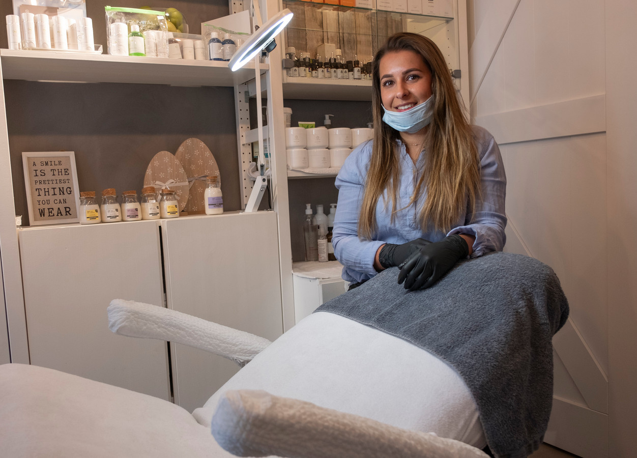 Thuiswerken. Hoe dan? Schoonheidsspecialiste Kayleigh is nu in de weer ...