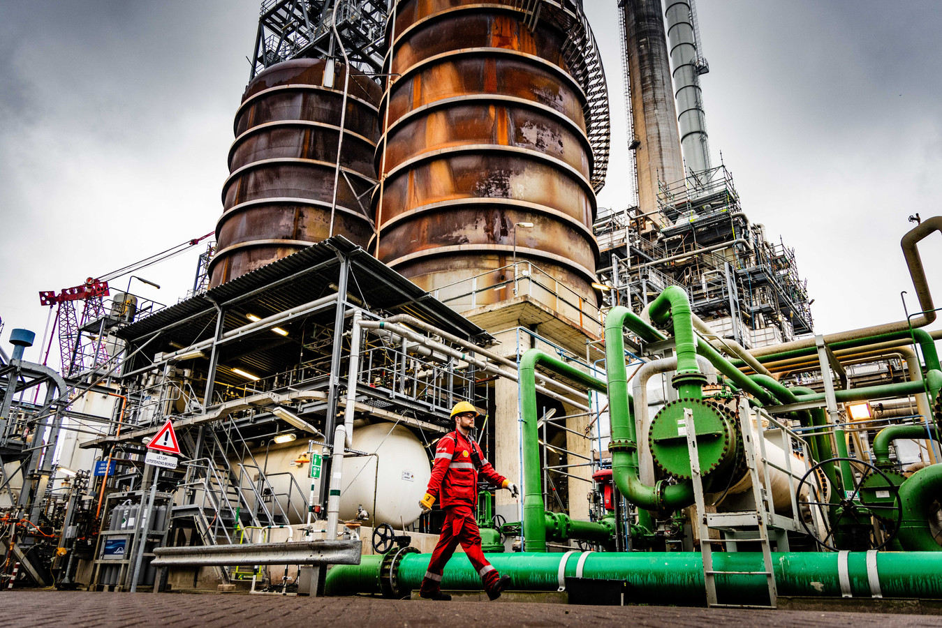 Groot onderhoud bij Shell in Pernis, en dat heeft wat om handen ...