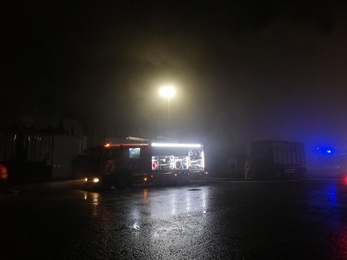 Vrachtwagen in loods Foronex vat vuur: enorme rookontwikkeling ...