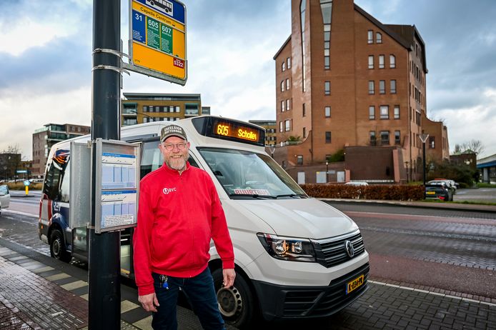 Chauffeur Chris (68) heeft veel lol op de buurtbus: ‘Het is zo leuk om ...