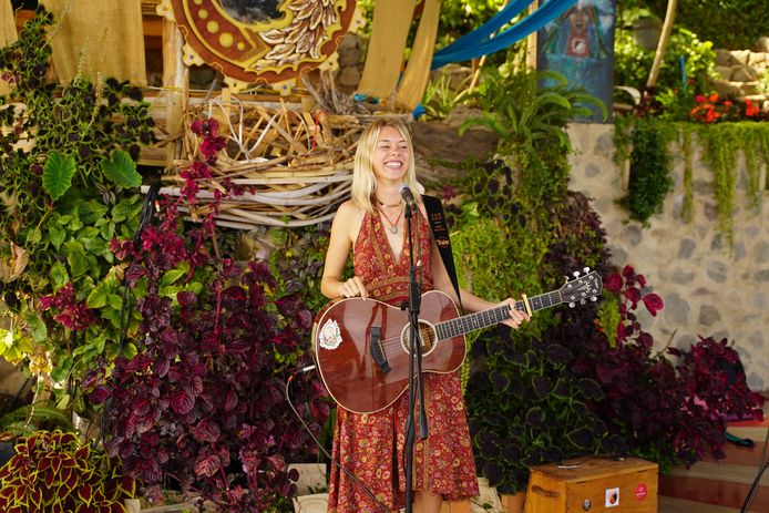 ‘Oude ziel’ van singer-songwriter Lotte Walda brengt seventies terug ...