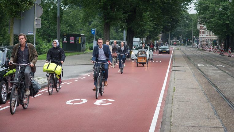 Proef fietsstraat Sarphatistraat succesvol verlopen | Het Parool
