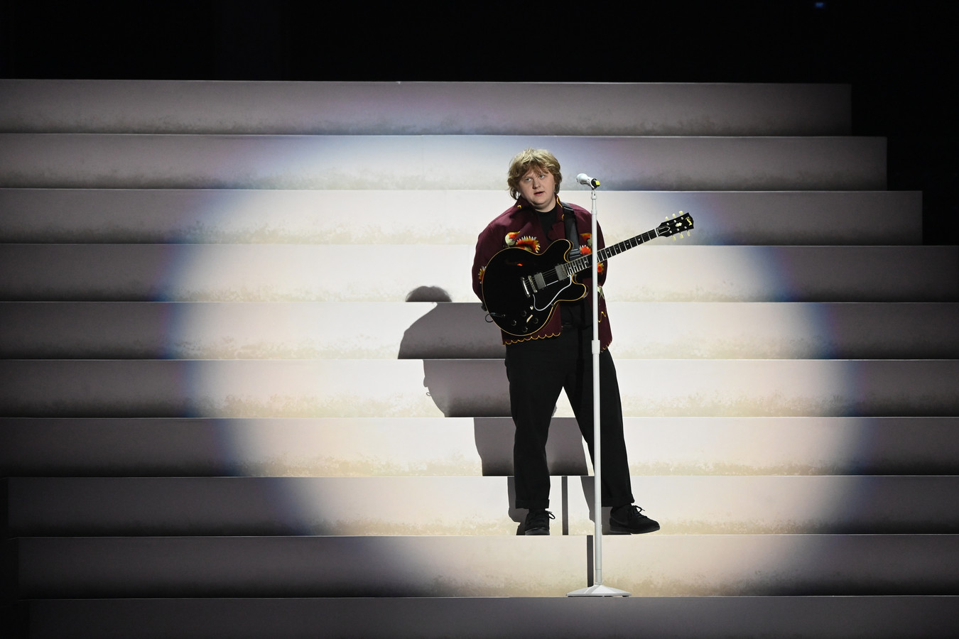 Lewis Capaldi zegt Europese shows af om stemproblemen | Foto | AD.nl