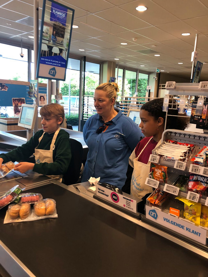 IN BEELD. Kinderen uit lagere school steken handen uit de mouwen in ...