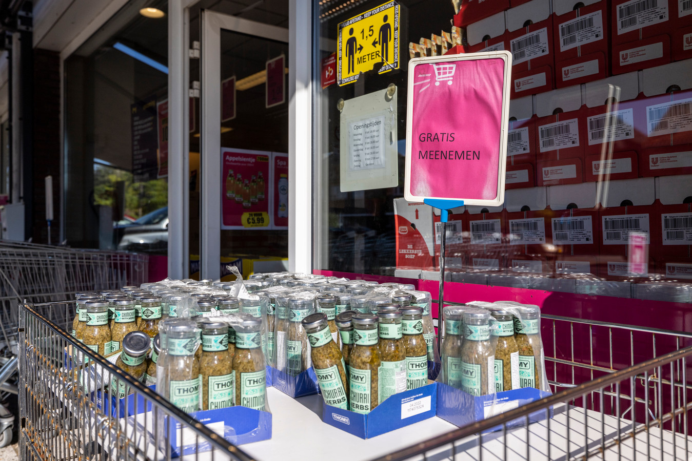 Deze winkel verkoopt producten die over de datum zijn en het loopt ...