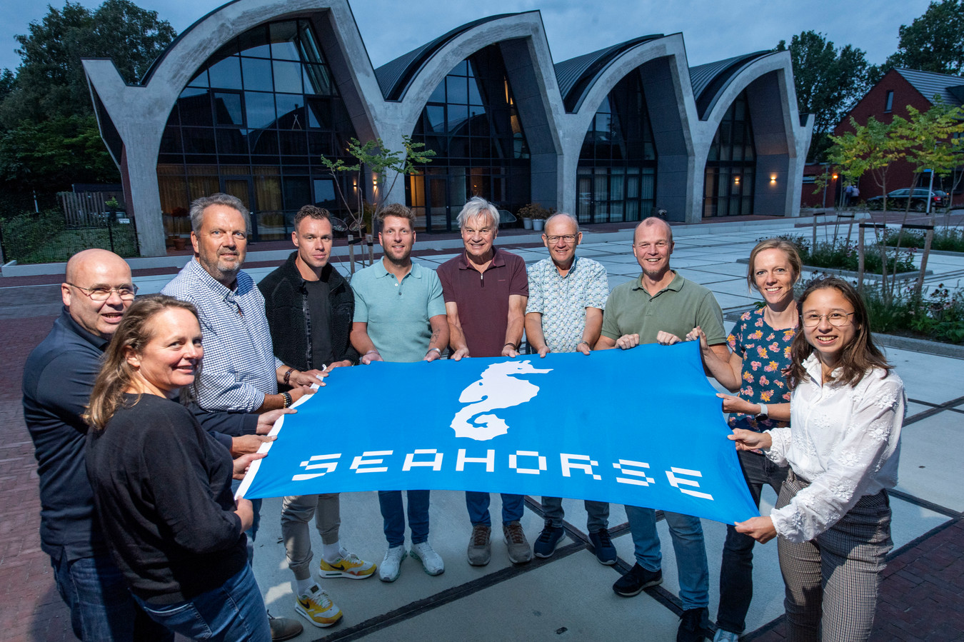 Bewoners Seahorse zijn blij met hun nieuwe wijk; daarom een nieuwe vlag ...