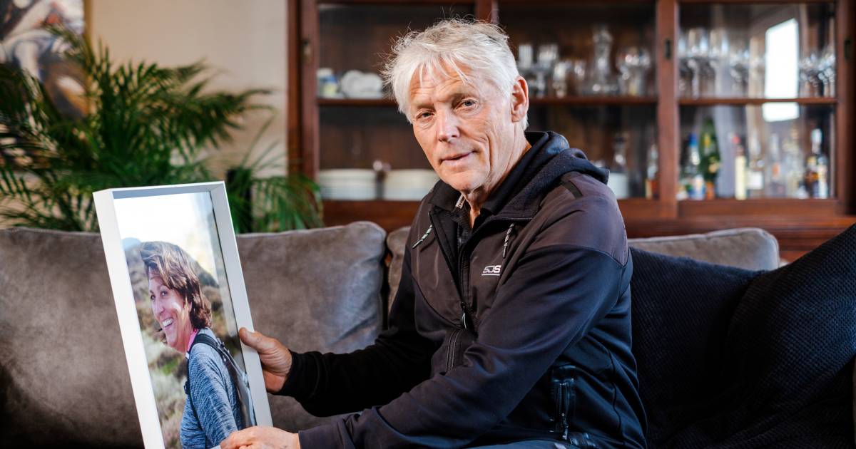 Auke vindt in ravage van inbraak de urn van zijn vrouw terug: ‘Nu ...